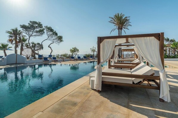 Piscina externa, funciona das 9h às 19h, guarda-sóis, espreguiçadeiras