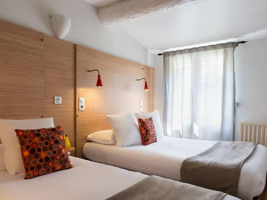 Quarto triplo básico | Escrivaninha, cortinas blackout, quartos à prova de som