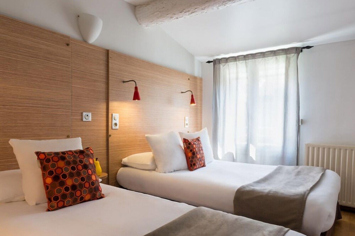 Secretária, cortinas/cortinados opacos, quartos insonorizados 