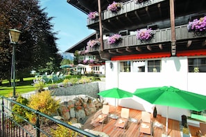 Piscina interna, guarda-sóis, espreguiçadeiras