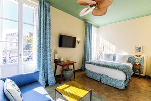 Quarto Deluxe, varanda | Roupa de alta qualidade, cofre no quarto, com mobília individualizada