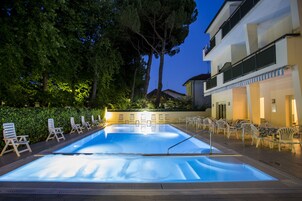 Piscina exterior, da(s) 10:30 à(s) 19:30, guarda-sóis, espreguiçadeiras 