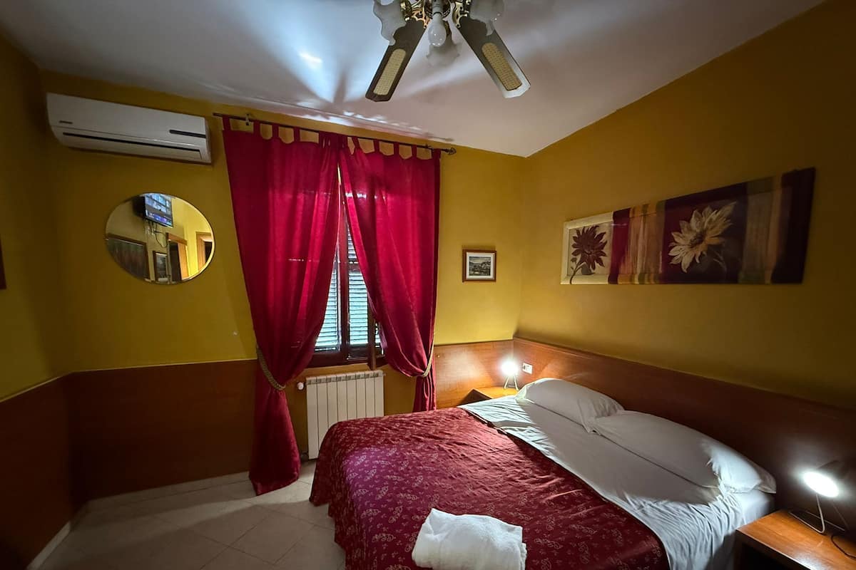Quarto Triplo, casa de banho privativa | Cofre no quarto, secretária, quartos insonorizados, Wi-fi grátis
