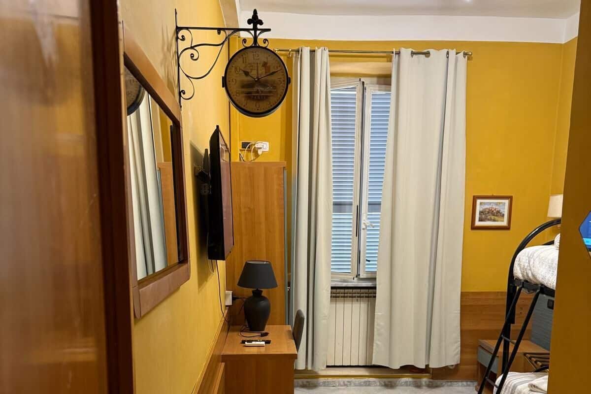 Quarto Twin Básico | Cofre no quarto, secretária, quartos insonorizados, Wi-fi grátis