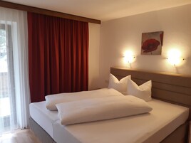 Quarto Duplo Standard, varanda, vista para a montanha | Cofre no quarto, secretária, ferro/tábua de engomar, Wi-fi grátis