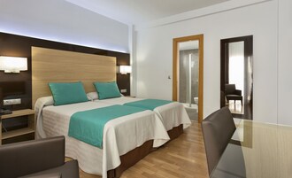 Frigobar, cofres nos quartos, escrivaninha, quartos à prova de som