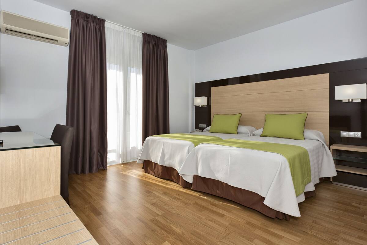 Minibar, cofre no quarto, secretária, quartos insonorizados 