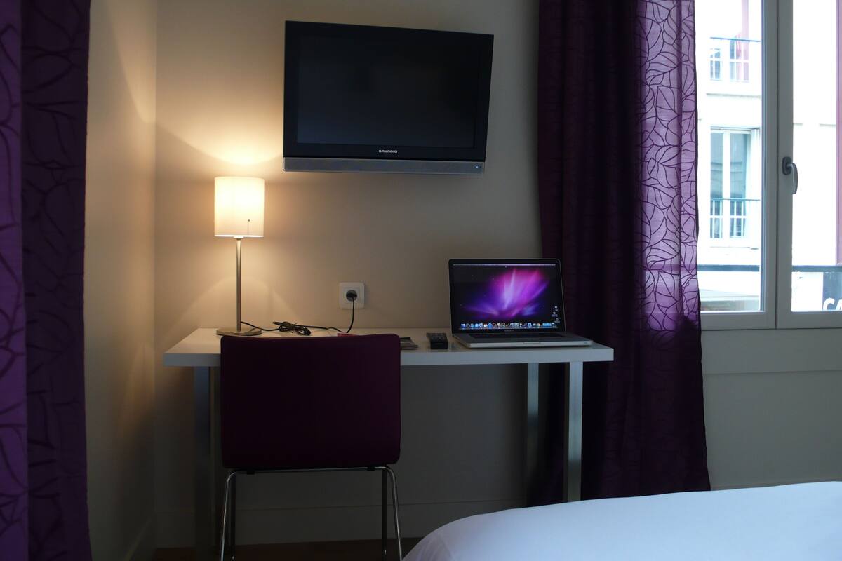 Quarto casal econômico, 1 cama Queen | Roupas de cama premium, individualmente mobiliados, escrivaninha