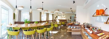 Pequeno-almoço tipo buffet diário mediante uma taxa 