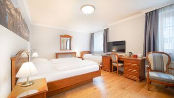 Quarto Triplo | 1 quarto, roupa hipoalergénica, cofre no quarto, secretária