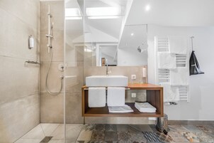 Quarto Quádruplo Standard | Casa de banho | Artigos de higiene ecológicos, um secador de cabelo, toalhas fornecidas 
