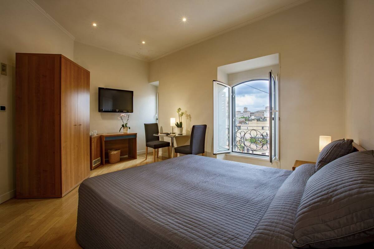 Quarto Triplo | 2 quartos, roupa de alta qualidade, minibar, secretária
