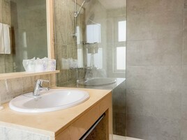Quarto casal | Banheiro | Secador de cabelo, toalhas de banho
