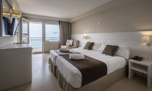 Quarto casal ou duplo, sacada, vista para o mar | Edredons de pluma, cofres nos quartos, escrivaninha, cortinas blackout
