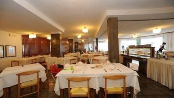 Café da manhã, almoço e jantar