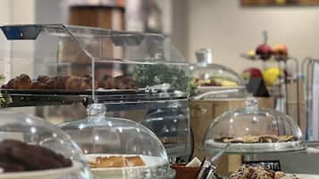 Café da manhã com buffet todos os dias (EUR 7.00 por pessoa)