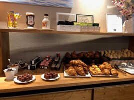 Pequeno-almoço preparado no momento diário mediante uma taxa
