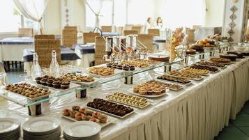 Café da manhã com buffet grátis todos os dias