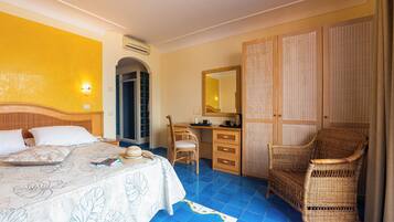 Quarto casal luxo | 1 quarto, escrivaninha, roupa de cama