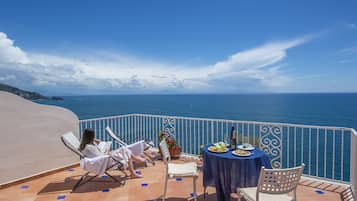 Quarto Triplo Superior, varanda, vista para o mar | Terraço/pátio interior