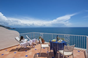 Quarto Triplo Superior, varanda, vista para o mar | Terraço/pátio interior