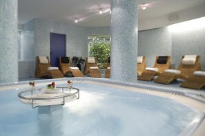 Banheira de hidromassagem interior