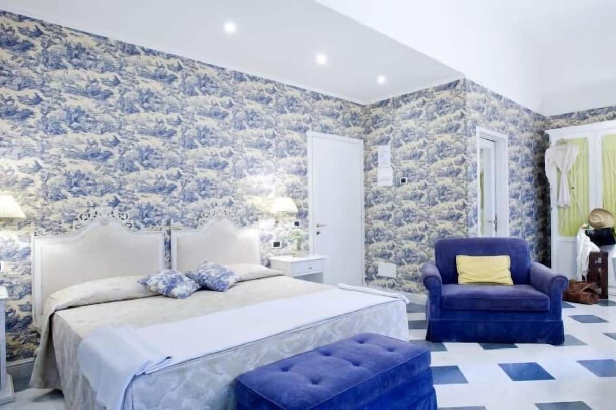 Frigobar, cofres nos quartos, escrivaninha, Wi-Fi de cortesia