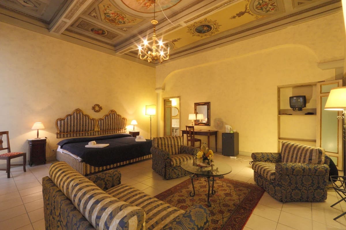 Frigobar, cofres nos quartos, escrivaninha, Wi-Fi de cortesia