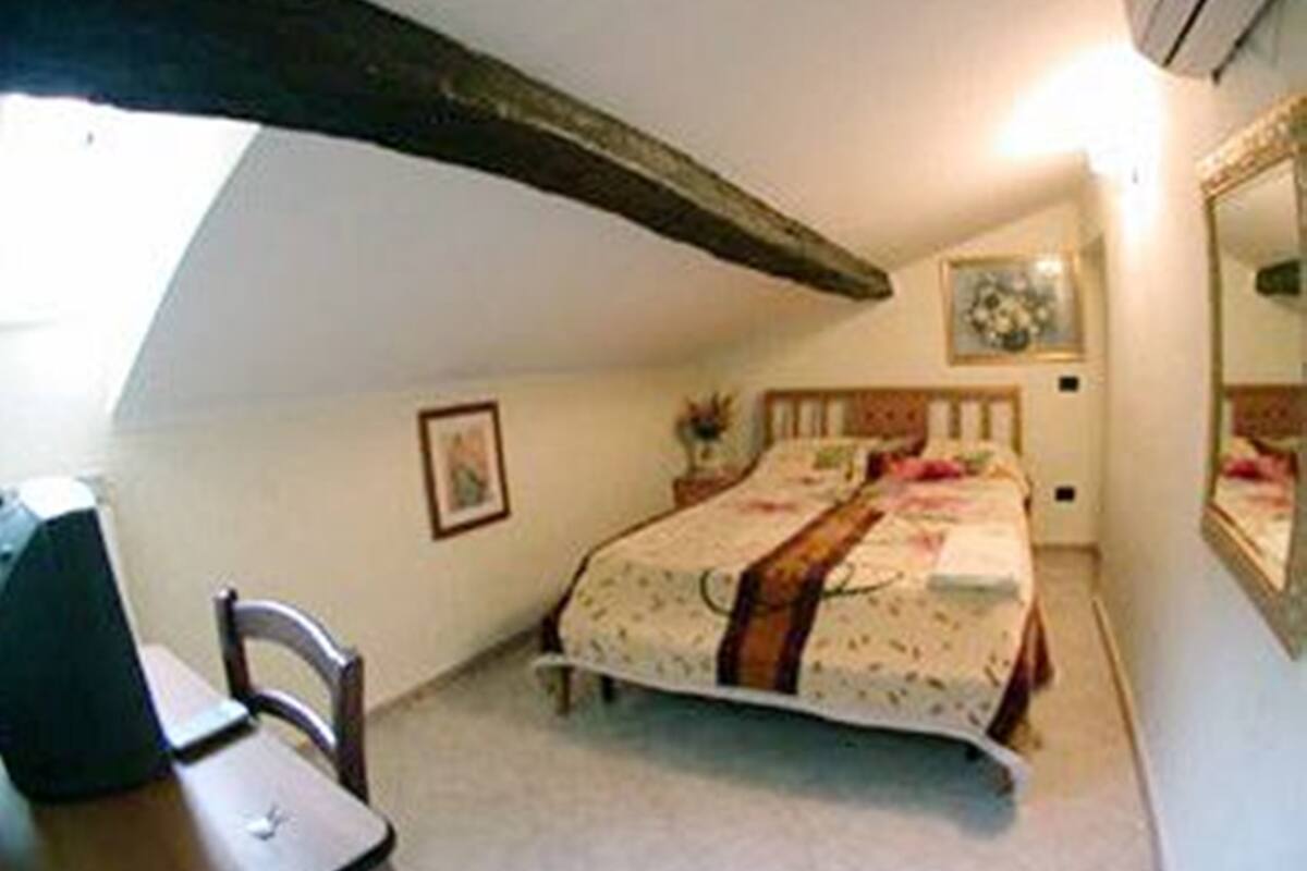 Quarto Duplo, casa de banho partilhada | Wi-fi grátis 