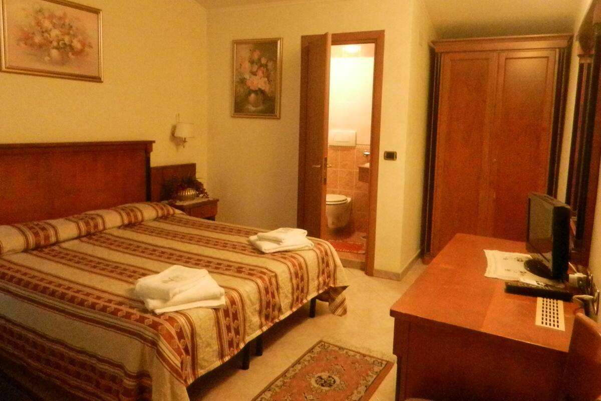 Quarto Triplo, casa de banho privativa | Vista do quarto