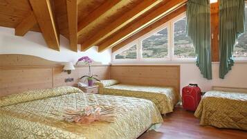 Cofres nos quartos, escrivaninha, quartos à prova de som