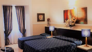 Quarto Quádruplo | Secretária, cortinas/cortinados opacos, quartos insonorizados