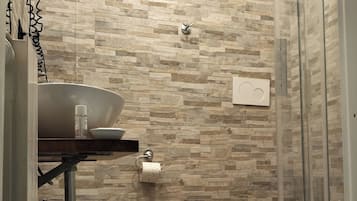 Quarto Standard, casa de banho privativa | Casa de banho | Um polibã, um chuveiro fixo, um secador de cabelo, toalhas fornecidas