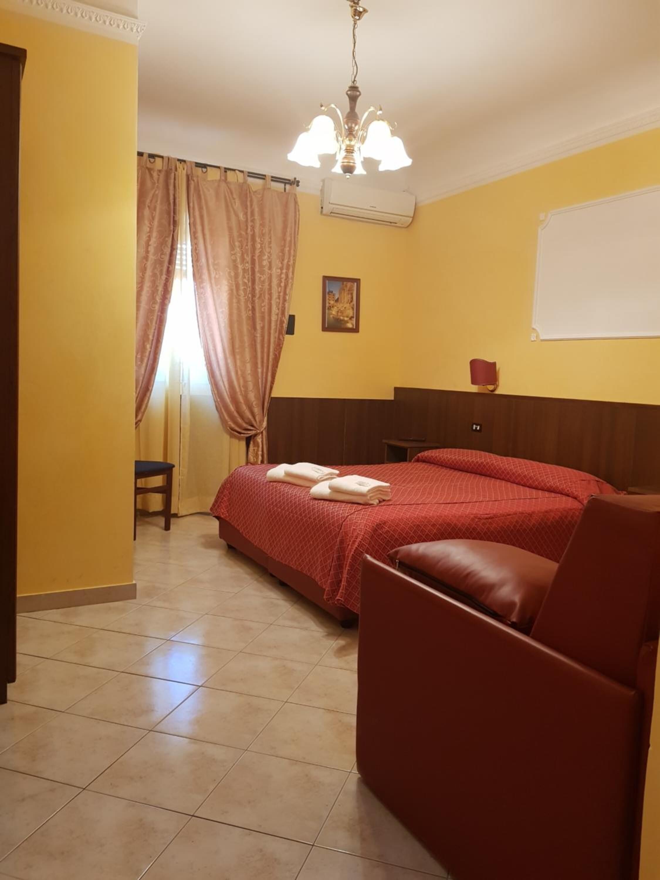 Cofres nos quartos, escrivaninha, Wi-Fi de cortesia, roupa de cama