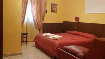 Cofres nos quartos, escrivaninha, Wi-Fi de cortesia, roupa de cama