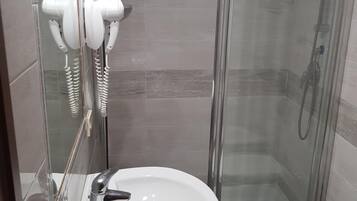 Chuveiro, produtos de toalete grátis, secador de cabelo