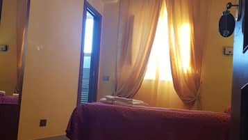 Cofres nos quartos, escrivaninha, Wi-Fi de cortesia, roupa de cama