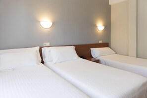 Edredons de pluma, escrivaninha, cortinas blackout