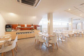 Café da manhã, almoço e jantar; culinária mediterrânea 