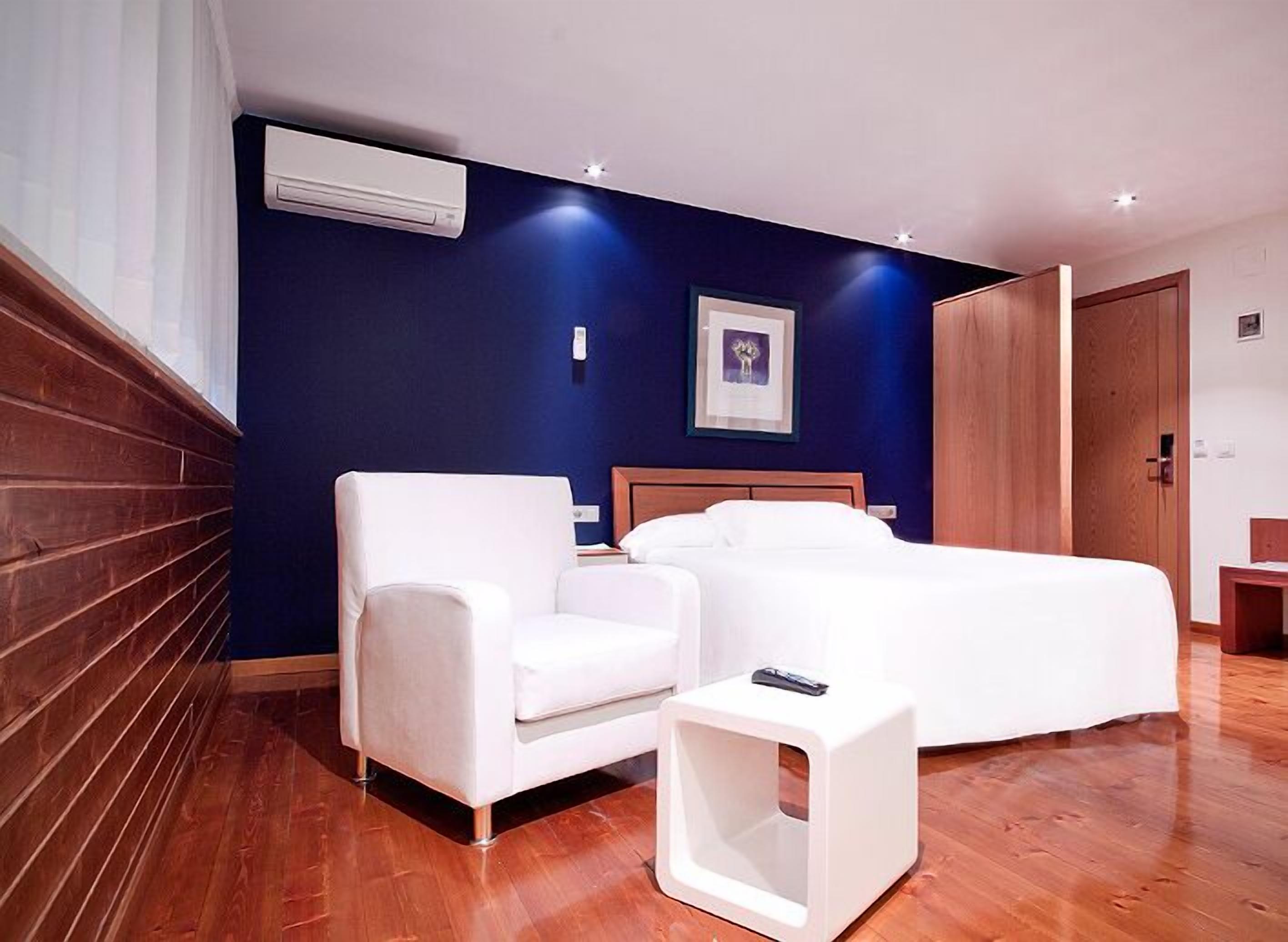 Frigobar, escrivaninha, cortinas blackout, quartos à prova de som