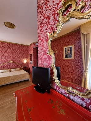 Suite Júnior, varanda, vista para o canal | Minibar, cofre no quarto, secretária, Wi-fi grátis