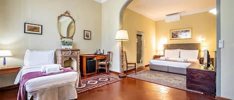 Quarto triplo | Edredons de pluma, escrivaninha, quartos à prova de som