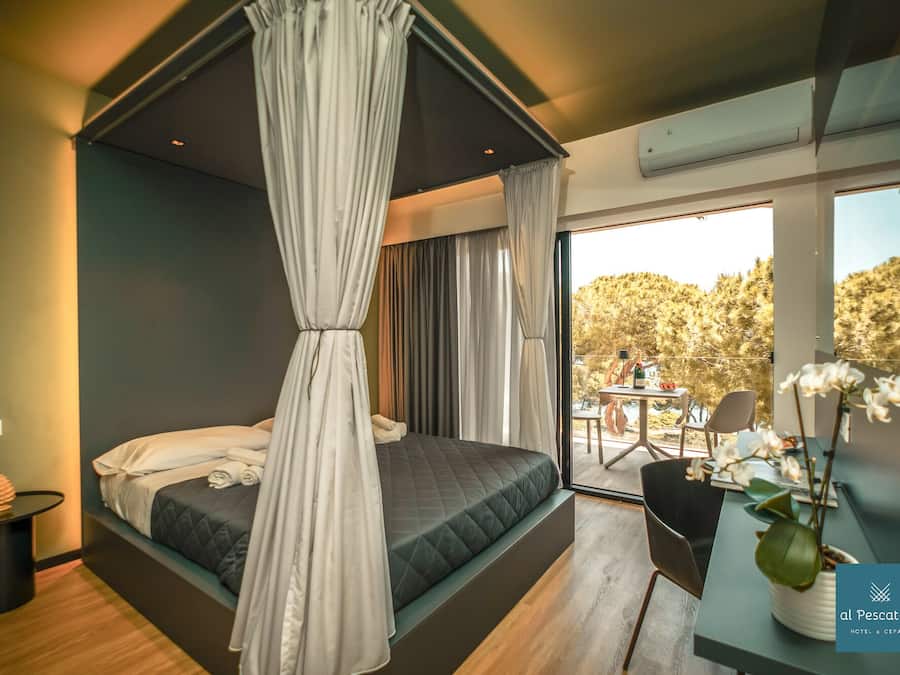 Quarto Superior, 1 cama de casal, varanda, em frente ao mar | Secretária, Wi-fi grátis, roupa de cama fornecida