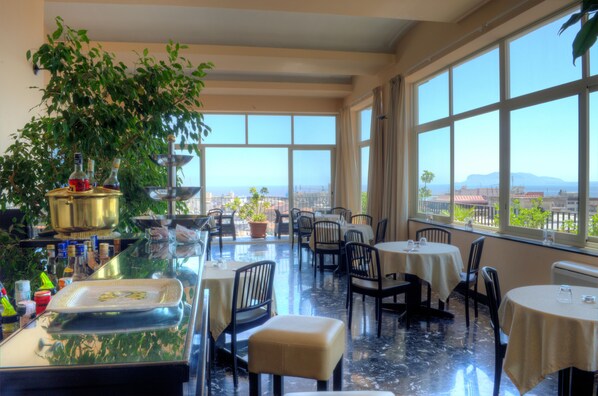 Café da manhã com buffet todos os dias (EUR 12 por pessoa) 