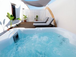 Quarto Superior, 1 cama de casal, banheira de hidromassagem, vista para o mar | Edredões de penas, minibar, cofre no quarto, secretária 