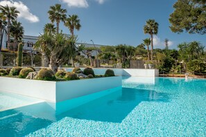 Piscina externa sazonal, guarda-sóis, espreguiçadeiras