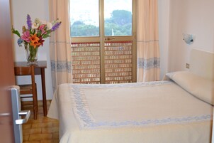 Minibar, cofre no quarto, secretária, quartos insonorizados 