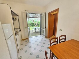 Apartamento Familiar | Sala de estar | Televisor de ecrã plano de 24 polegadas com canais digitais 