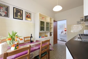 Apartamento clássico, 1 cama Queen e sofá-cama, para não fumantes, cozinha | Cozinha privada | Geladeira, micro-ondas