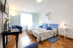 Apartamento clássico, 1 cama Queen e sofá-cama, para não fumantes, cozinha | Edredons de pluma, camas com colchões pillow-top, cofres nos quartos